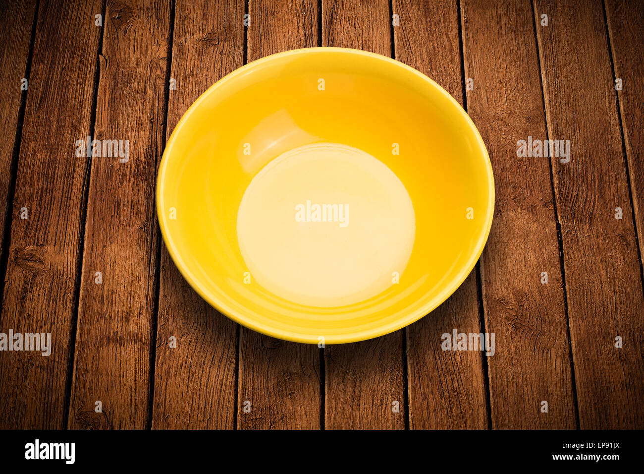 Colorful empty plate on grungy background table Stock Photo - Alamy