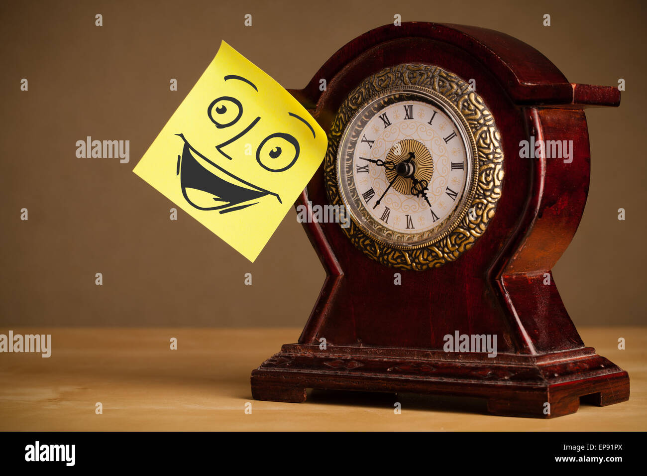 Post-it note with smiley face sticked on clock Stock Photo - Alamy