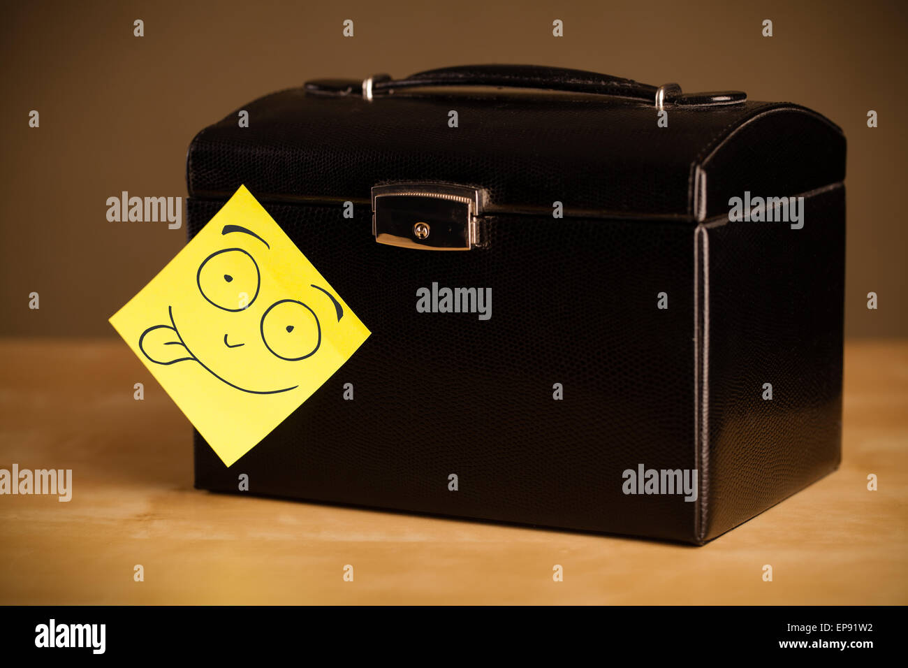 Post-it note with smiley face sticked on a jewelry box Stock Photo - Alamy
