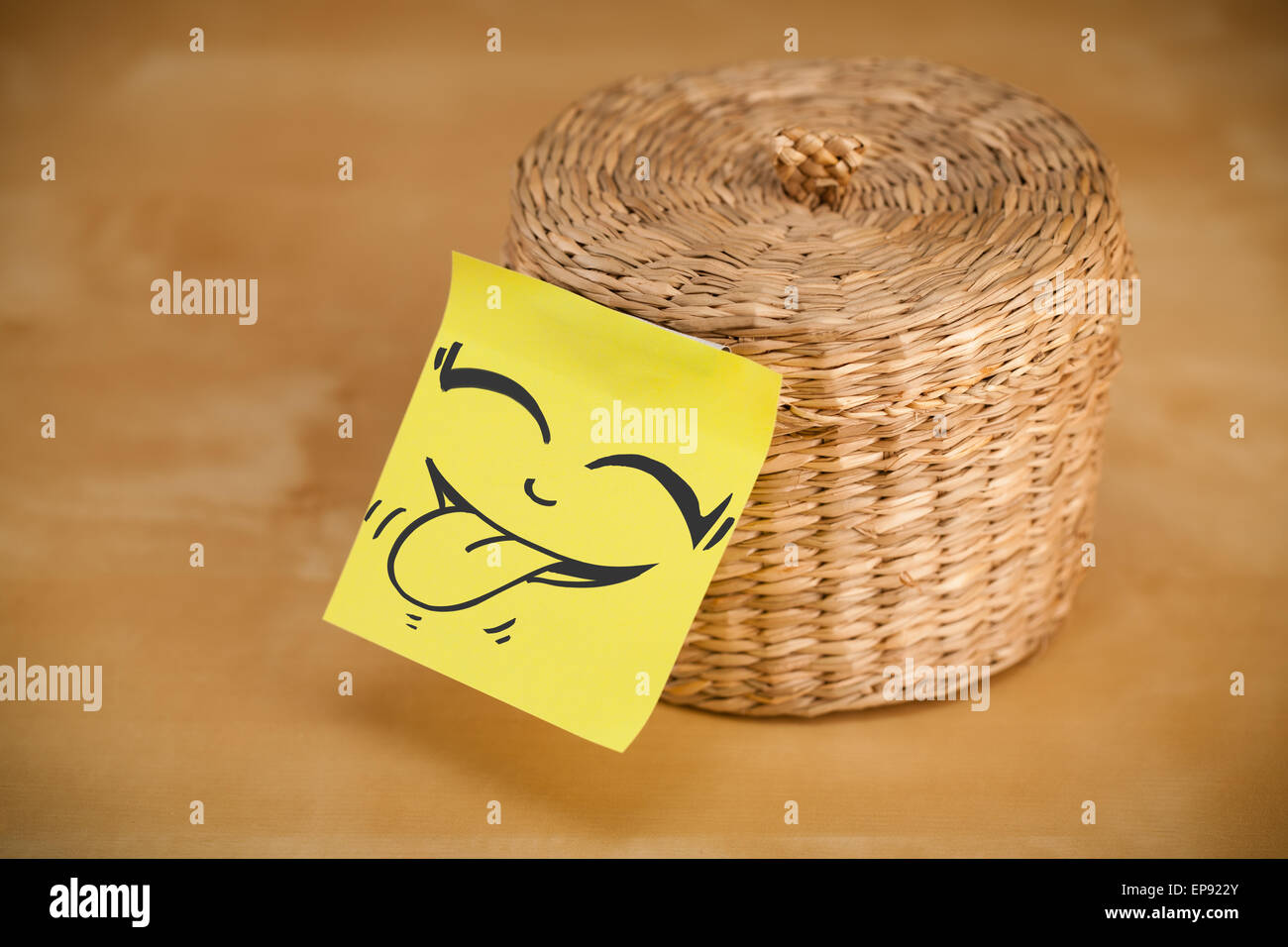Post-it note with smiley face sticked on jewelry box Stock Photo - Alamy