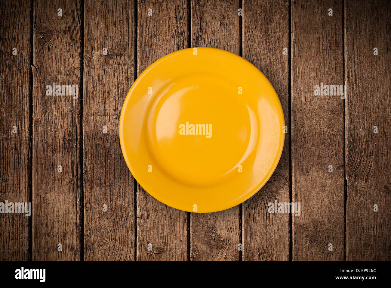 Colorful empty plate on grungy background table Stock Photo - Alamy