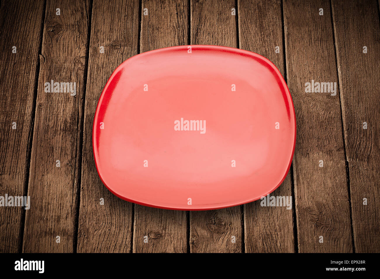 Colorful empty plate on grungy background table Stock Photo - Alamy