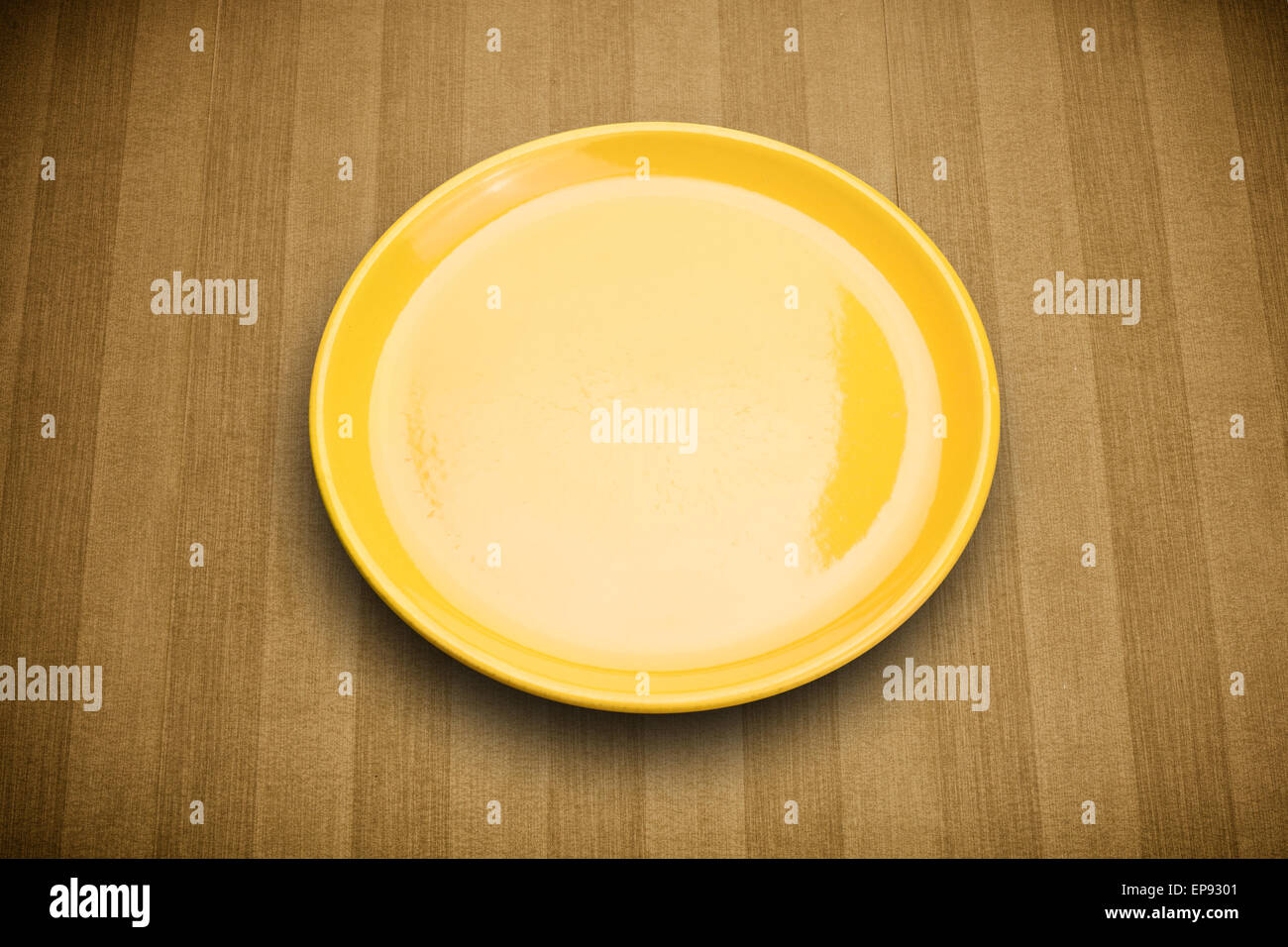Colorful empty plate on grungy background table Stock Photo - Alamy