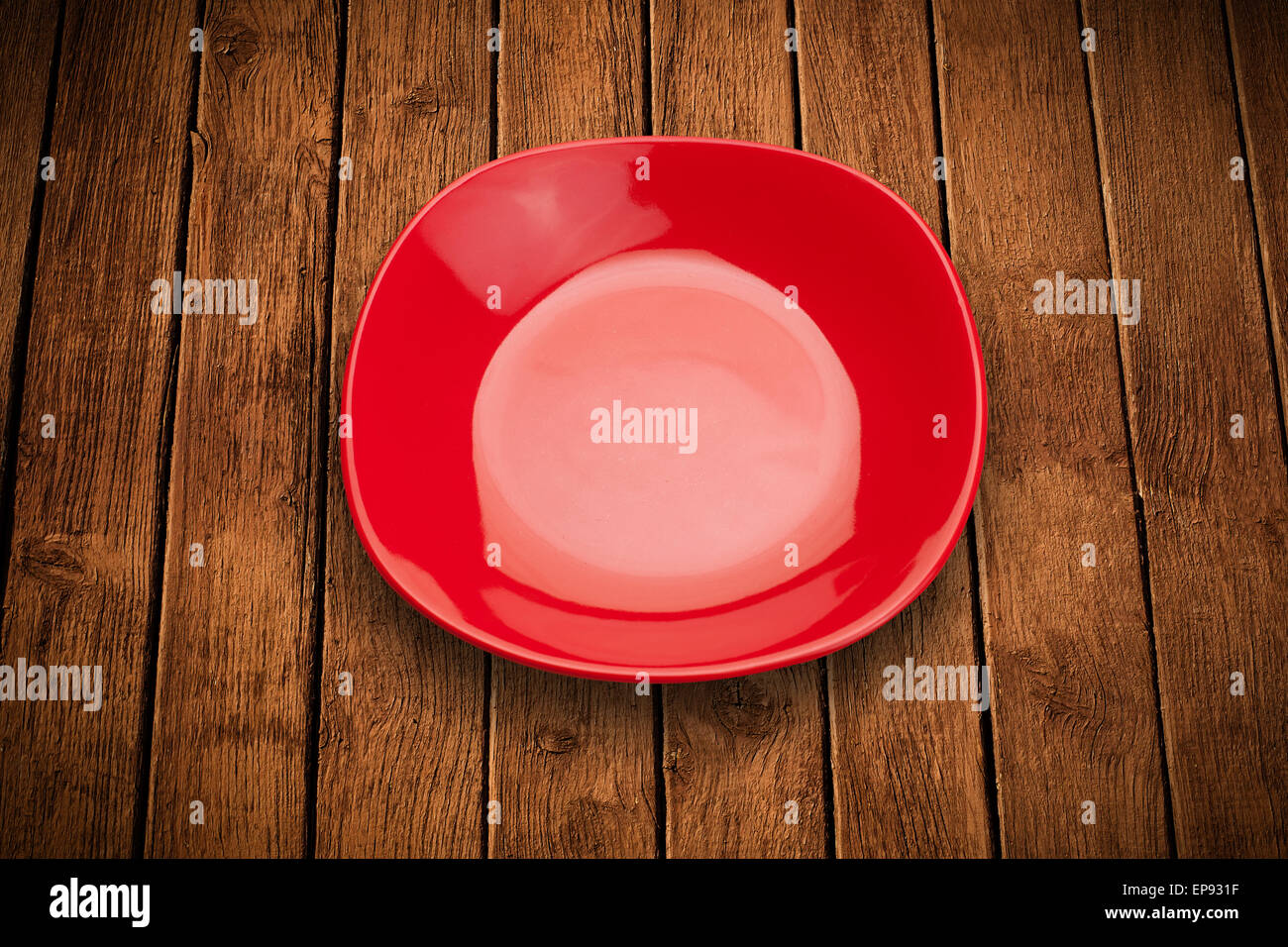 Colorful empty plate on grungy background table Stock Photo - Alamy