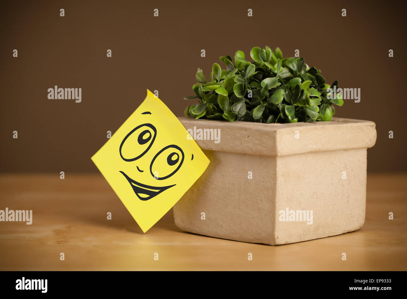 Post-it note with smiley face sticked on flowerpot Stock Photo - Alamy