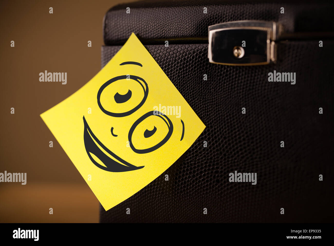 Post-it note with smiley face sticked on jewelry box Stock Photo - Alamy