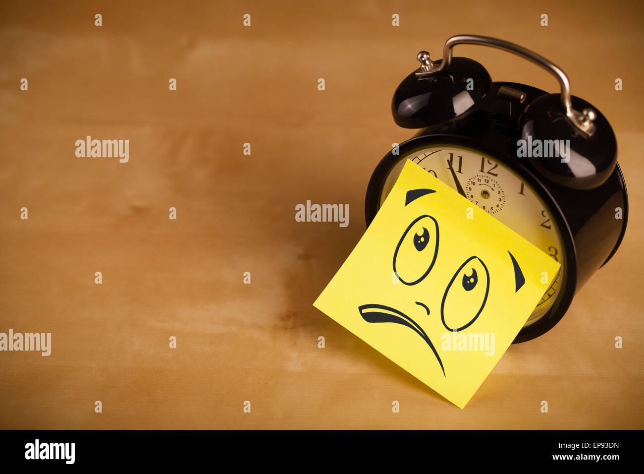 Post-it note with smiley face sticked on clock Stock Photo - Alamy