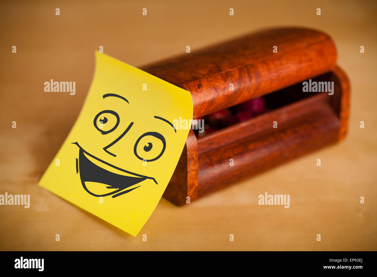 Post-it note with smiley face sticked on a jewelry box Stock Photo - Alamy
