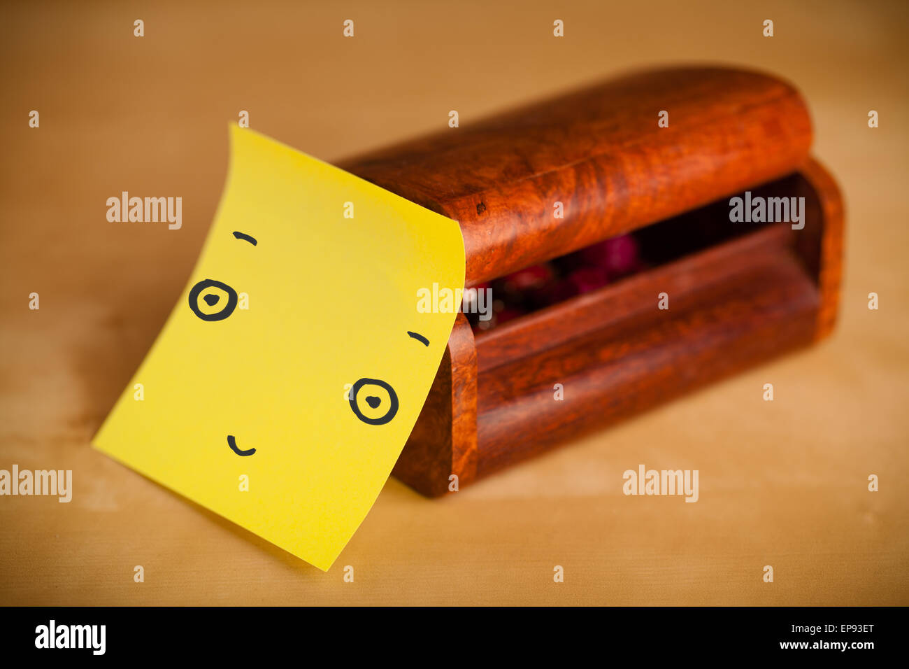 Post-it note with smiley face sticked on jewelry box Stock Photo - Alamy