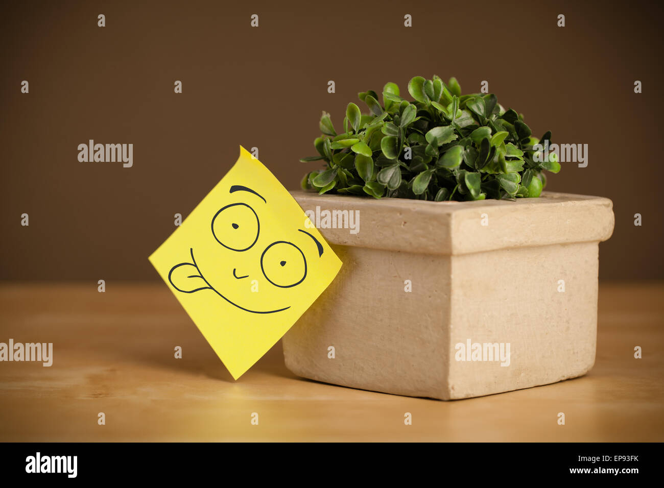 Post-it note with smiley face sticked on a flowerpot Stock Photo - Alamy