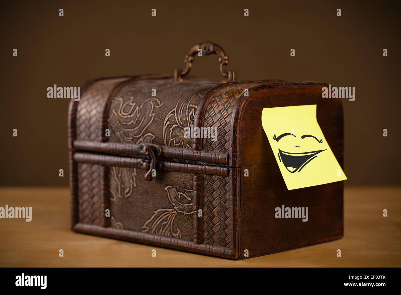 Post-it note with smiley face sticked on jewelry box Stock Photo - Alamy
