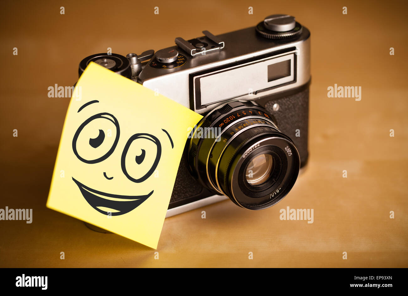 Post-it note with smiley face sticked on photo camera Stock Photo - Alamy