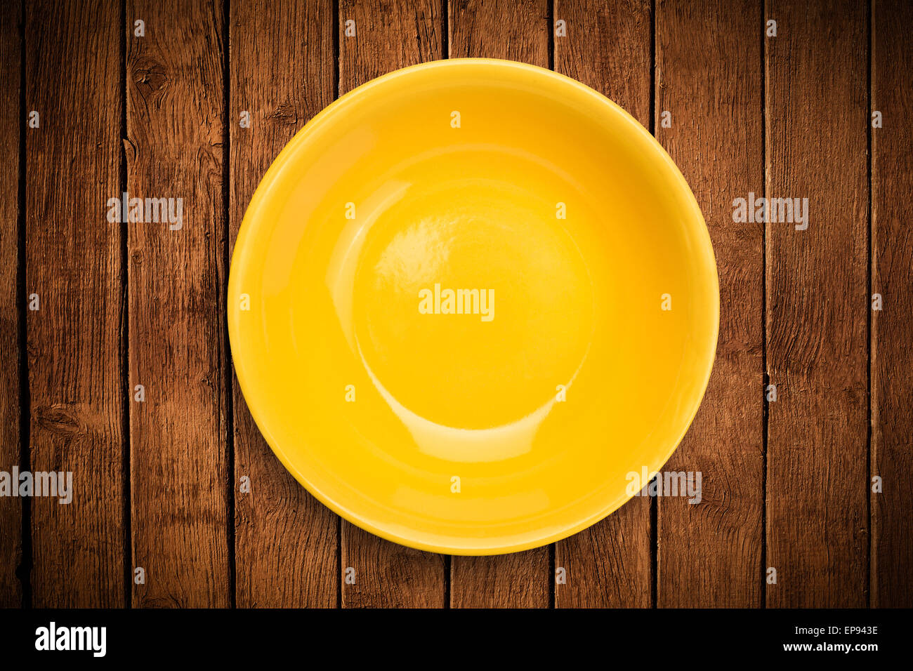 Colorful empty plate on grungy background table Stock Photo - Alamy