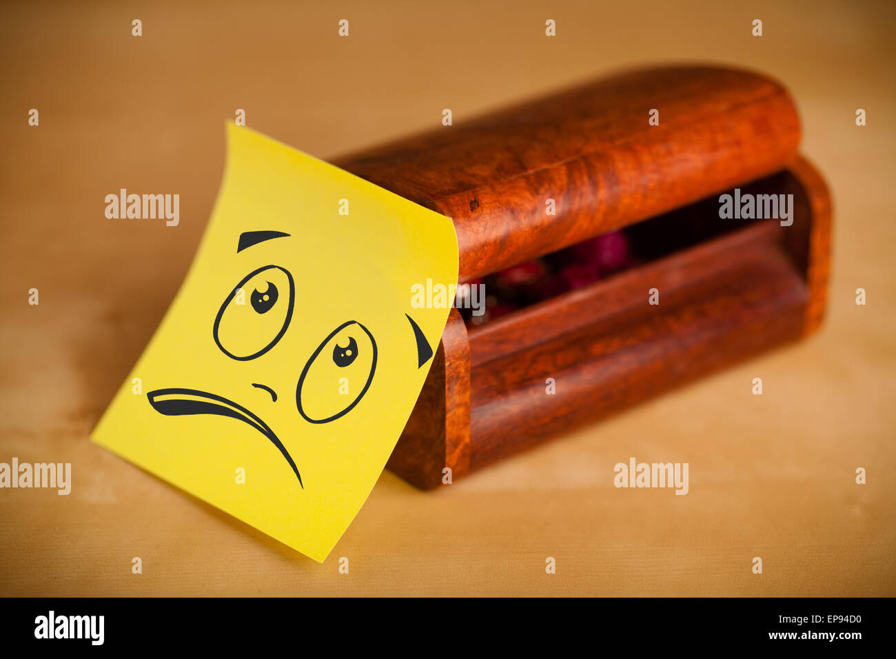 Post-it note with smiley face sticked on jewelry box Stock Photo - Alamy