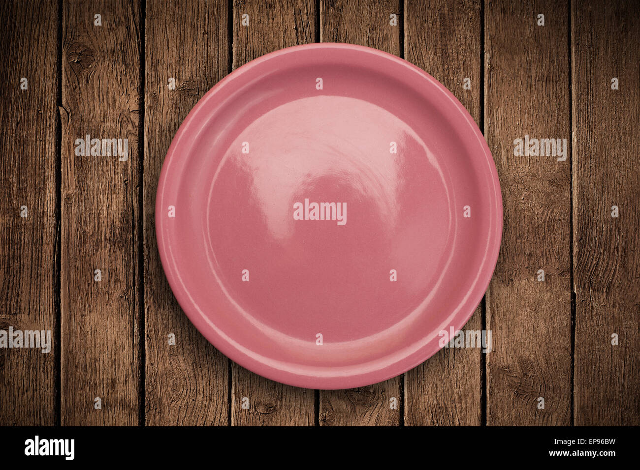Colorful empty plate on grungy background table Stock Photo - Alamy