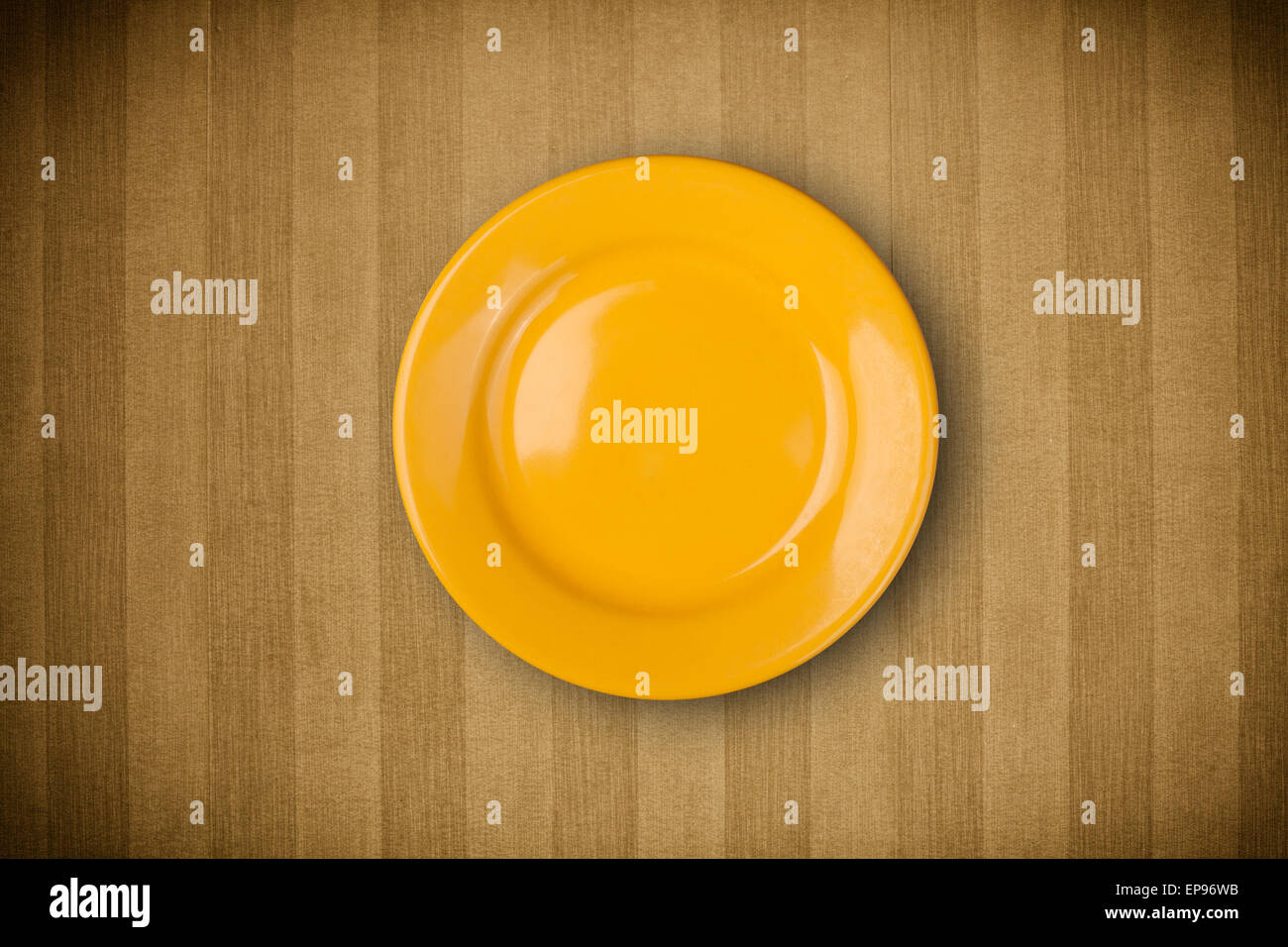 Colorful empty plate on grungy background table Stock Photo - Alamy