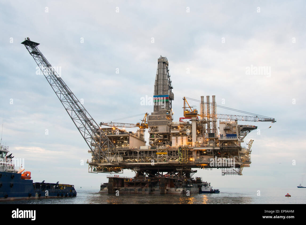 Oil rig being tugged in the sea Stock Photo - Alamy