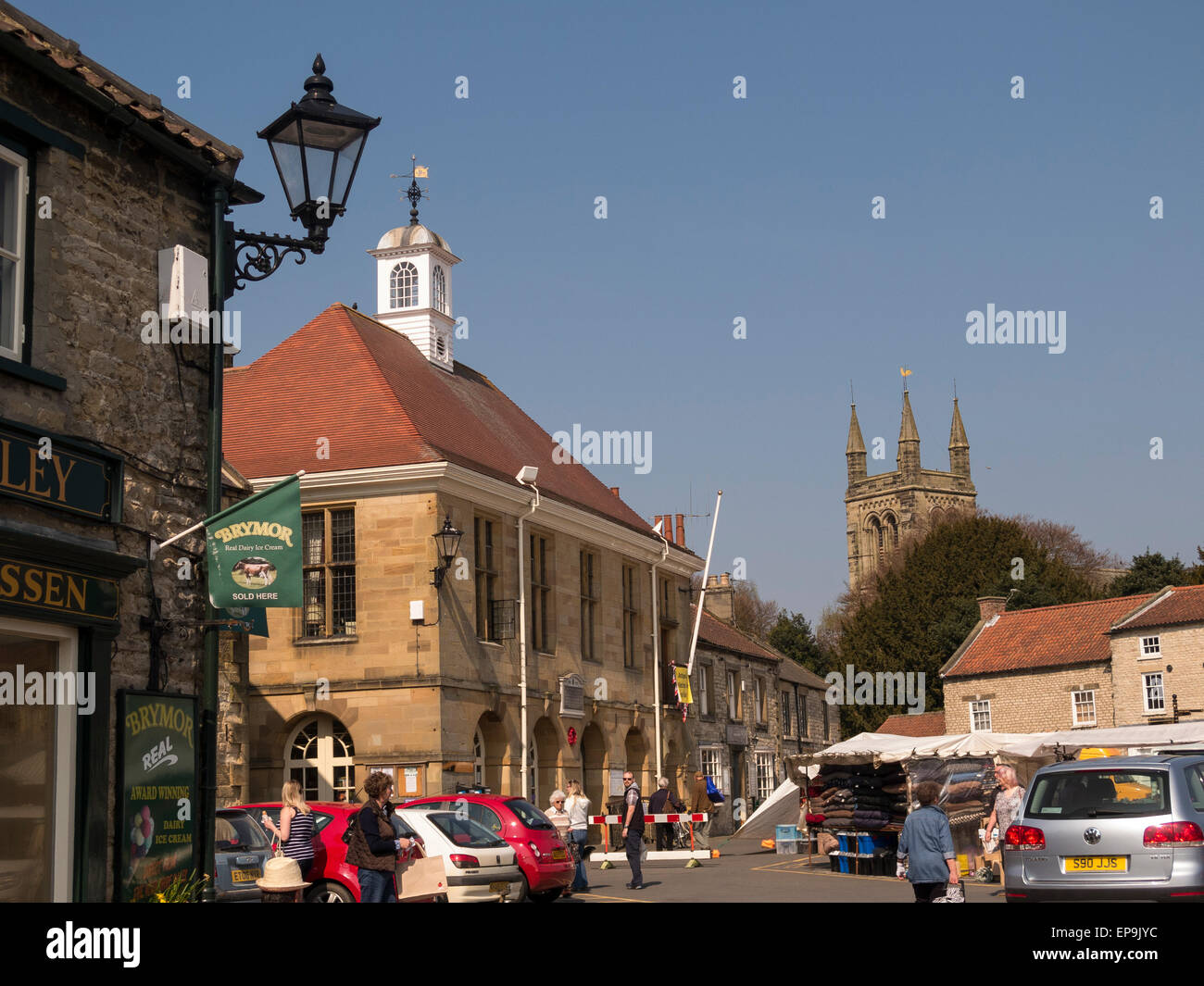 Helmsley market square yorkshire hi-res stock photography and images ...
