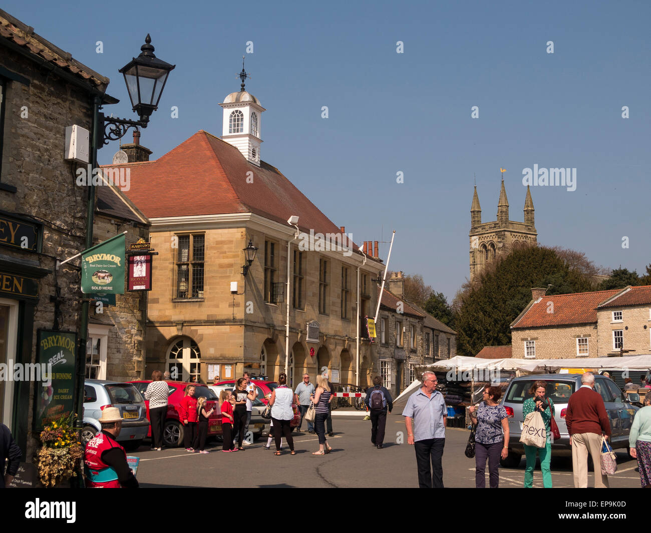 Helmsley market square yorkshire hi-res stock photography and images ...