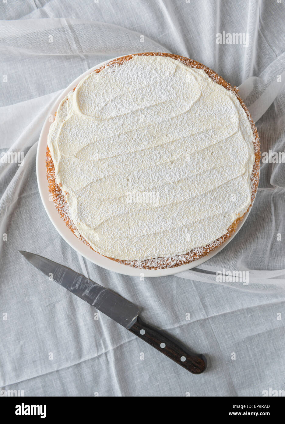 Iced victoria sponge hi-res stock photography and images - Alamy