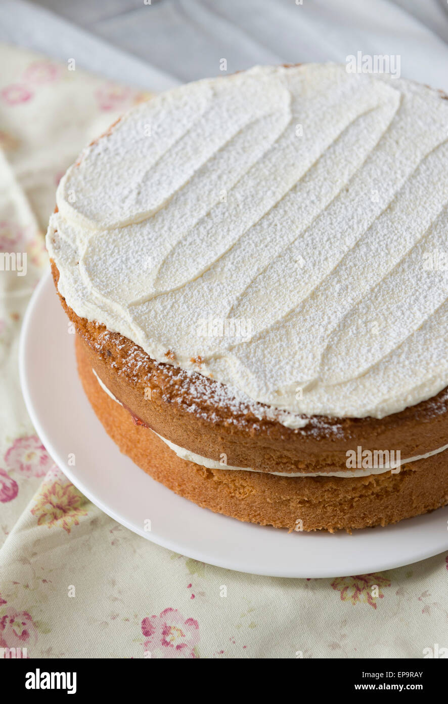Iced victoria sponge hi-res stock photography and images - Alamy