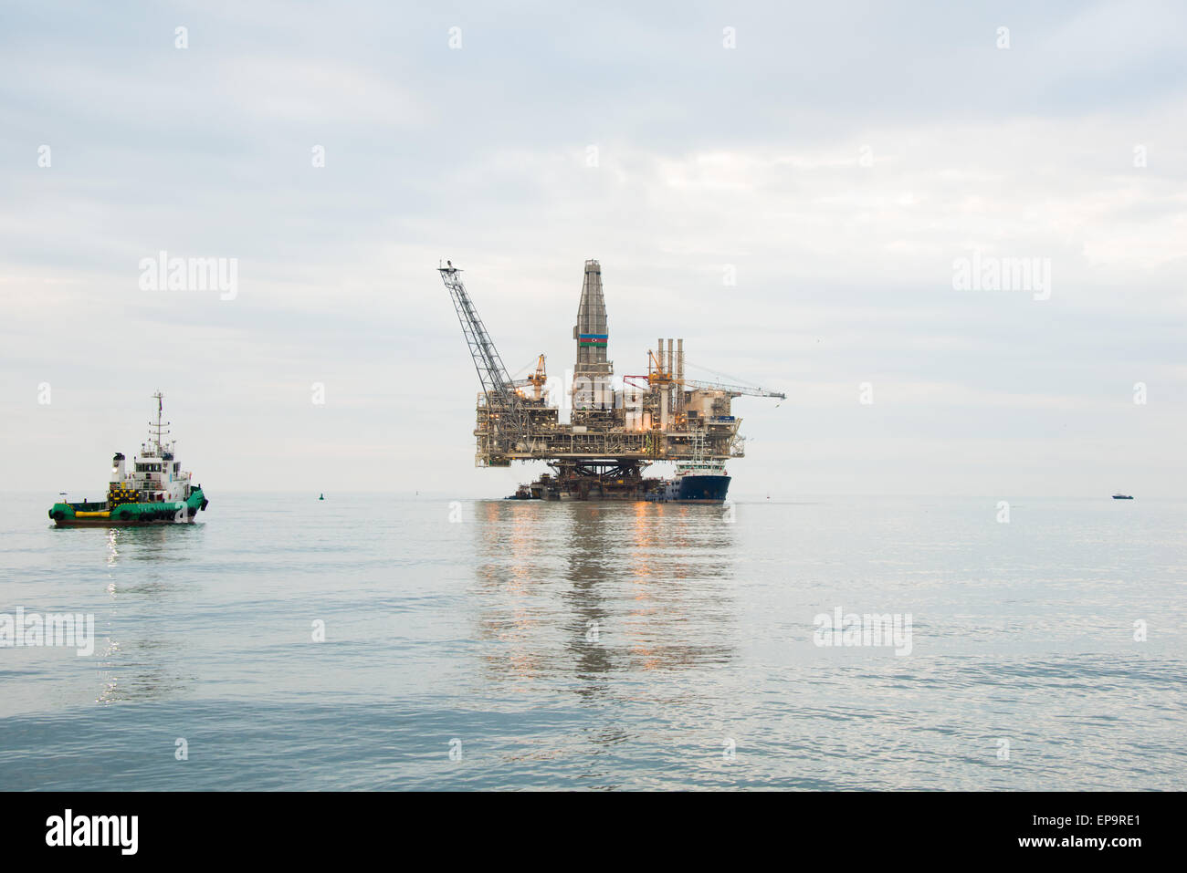 Shallow water oil rig hi-res stock photography and images - Alamy
