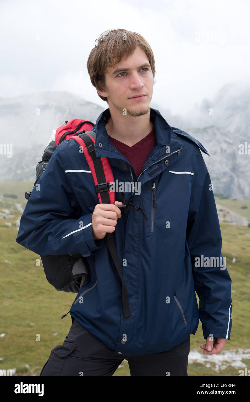 Portrait junger Wanderer in den Bergen Stock Photo - Alamy