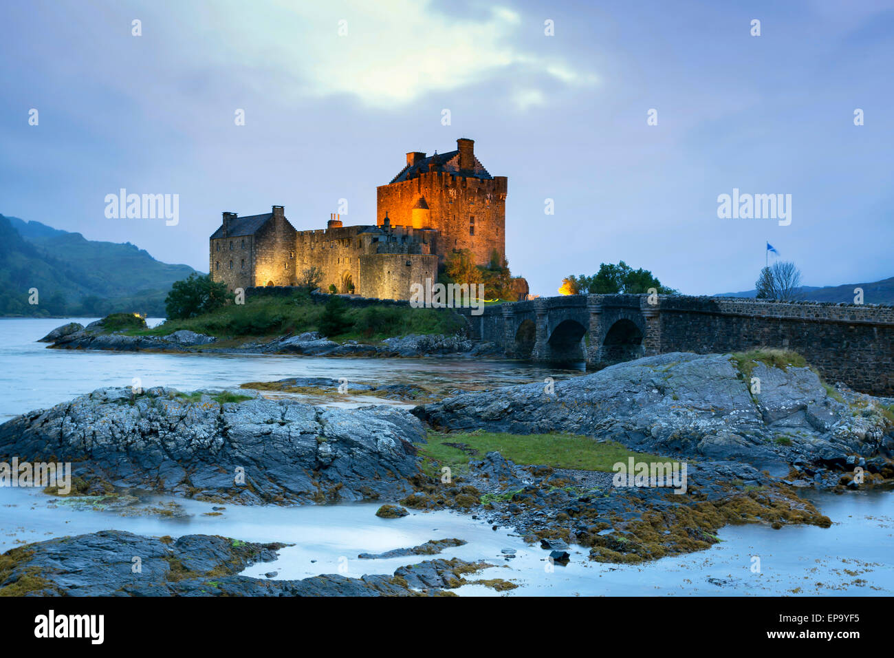 Eilean Donan Castle in the Scottish Highlands at dusk Stock Photo - Alamy