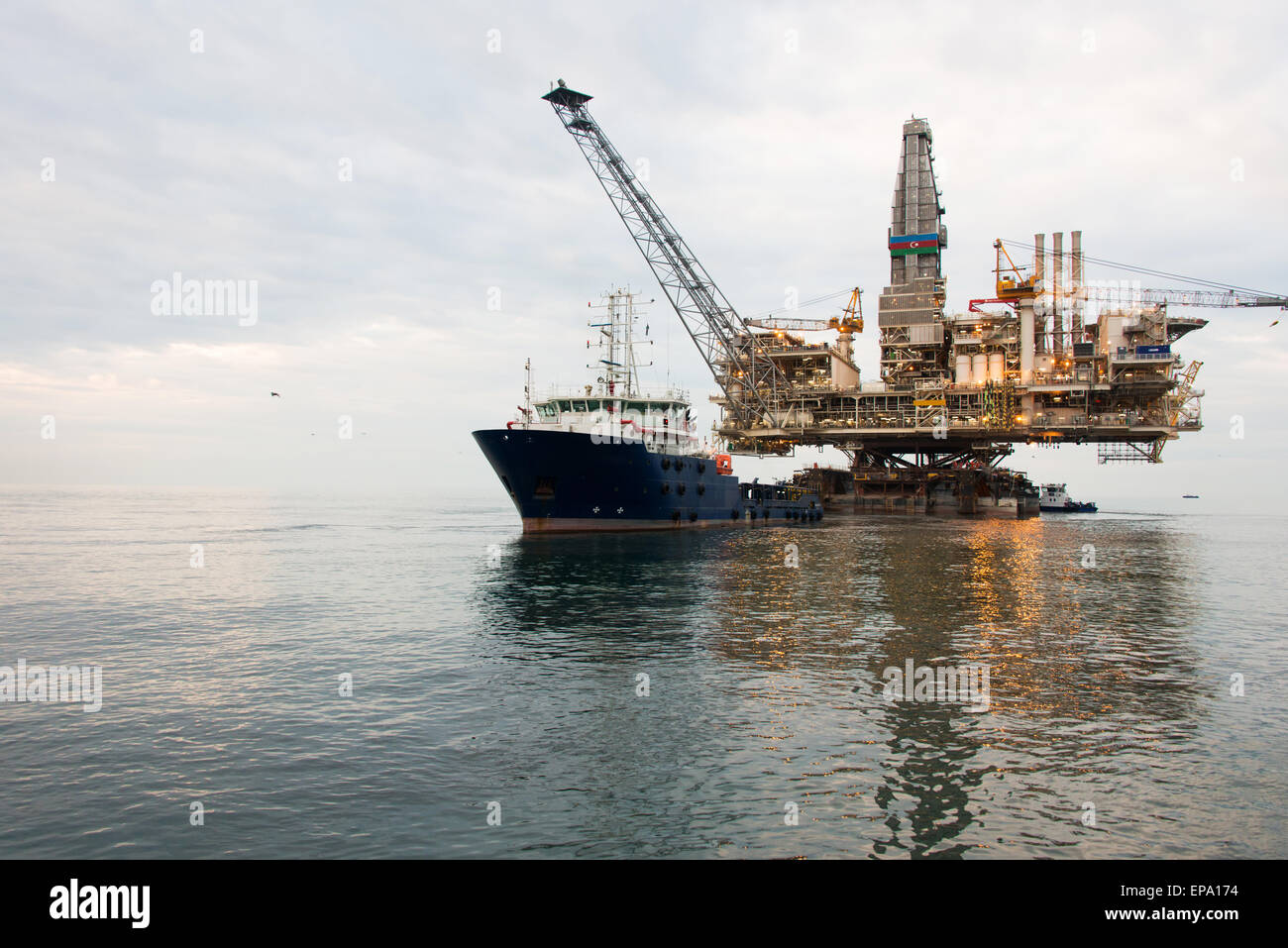 Oil rig being tugged in the sea Stock Photo - Alamy