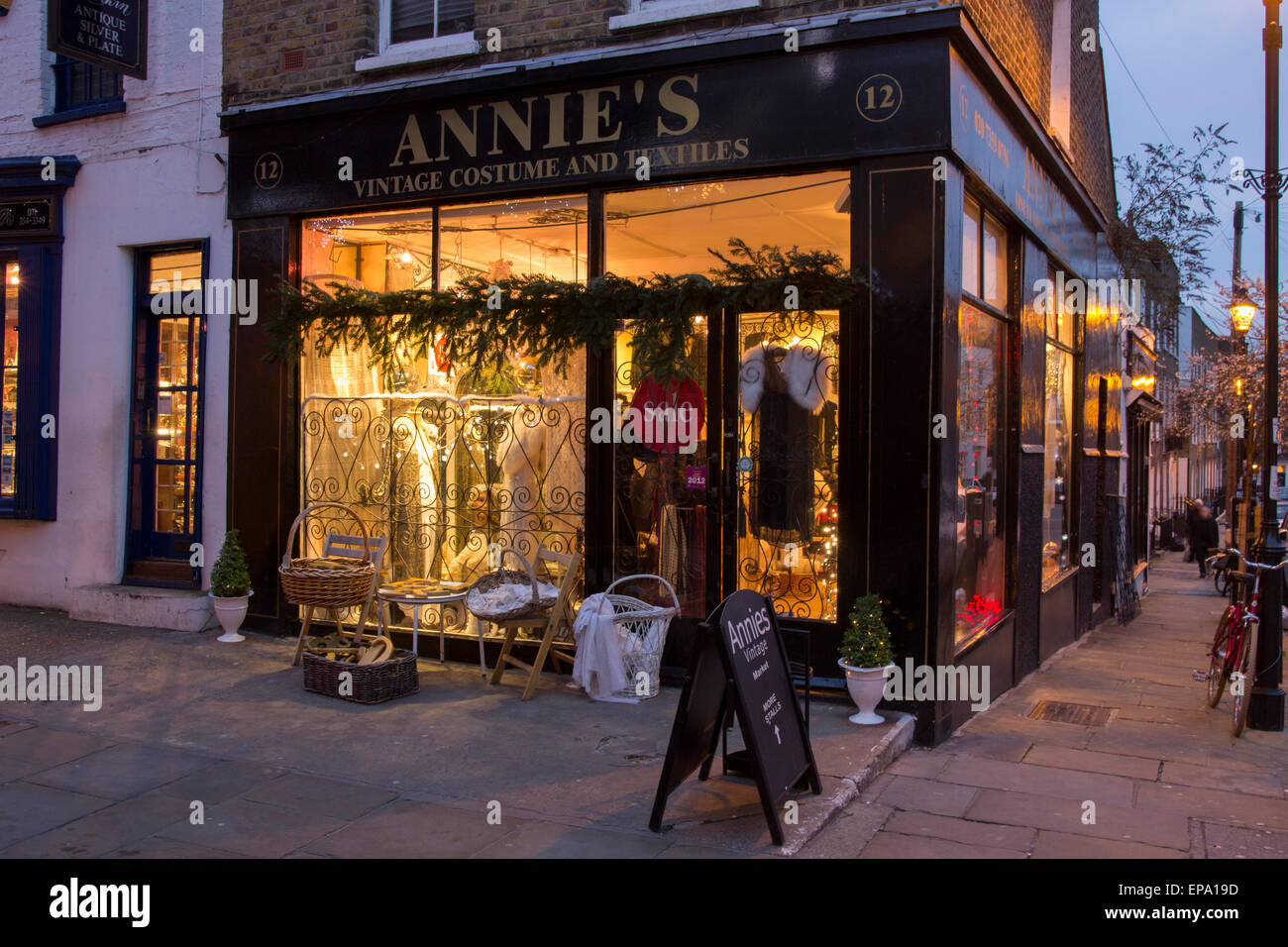 Vintage shop window displays hi-res stock photography and images - Alamy