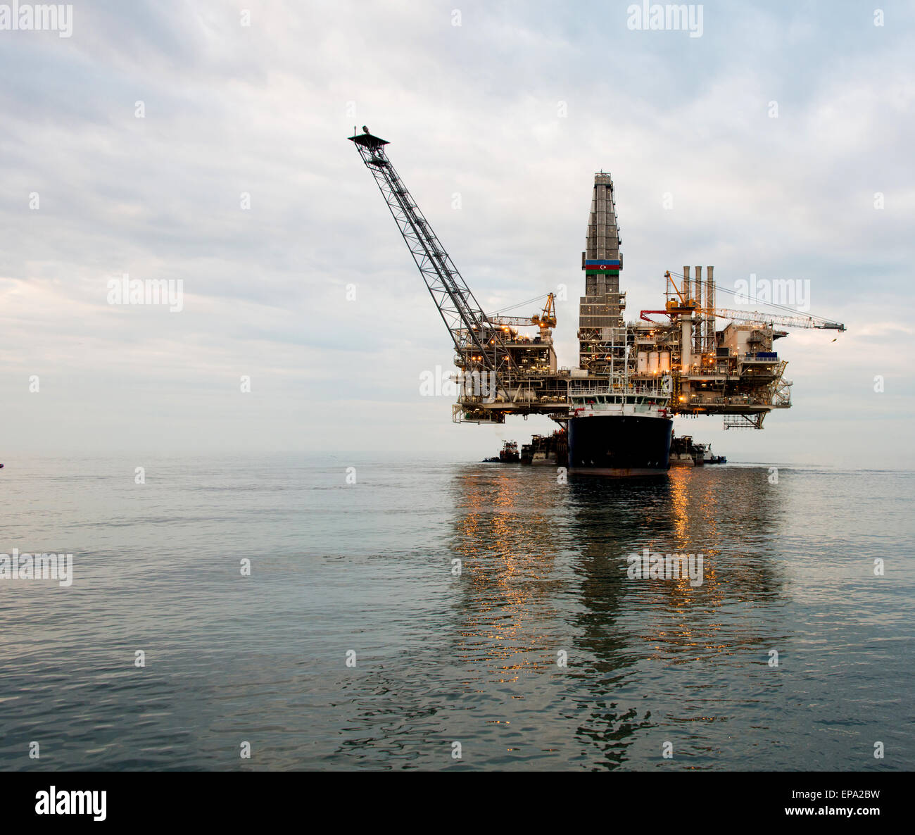 Oil rig being tugged in the sea Stock Photo - Alamy