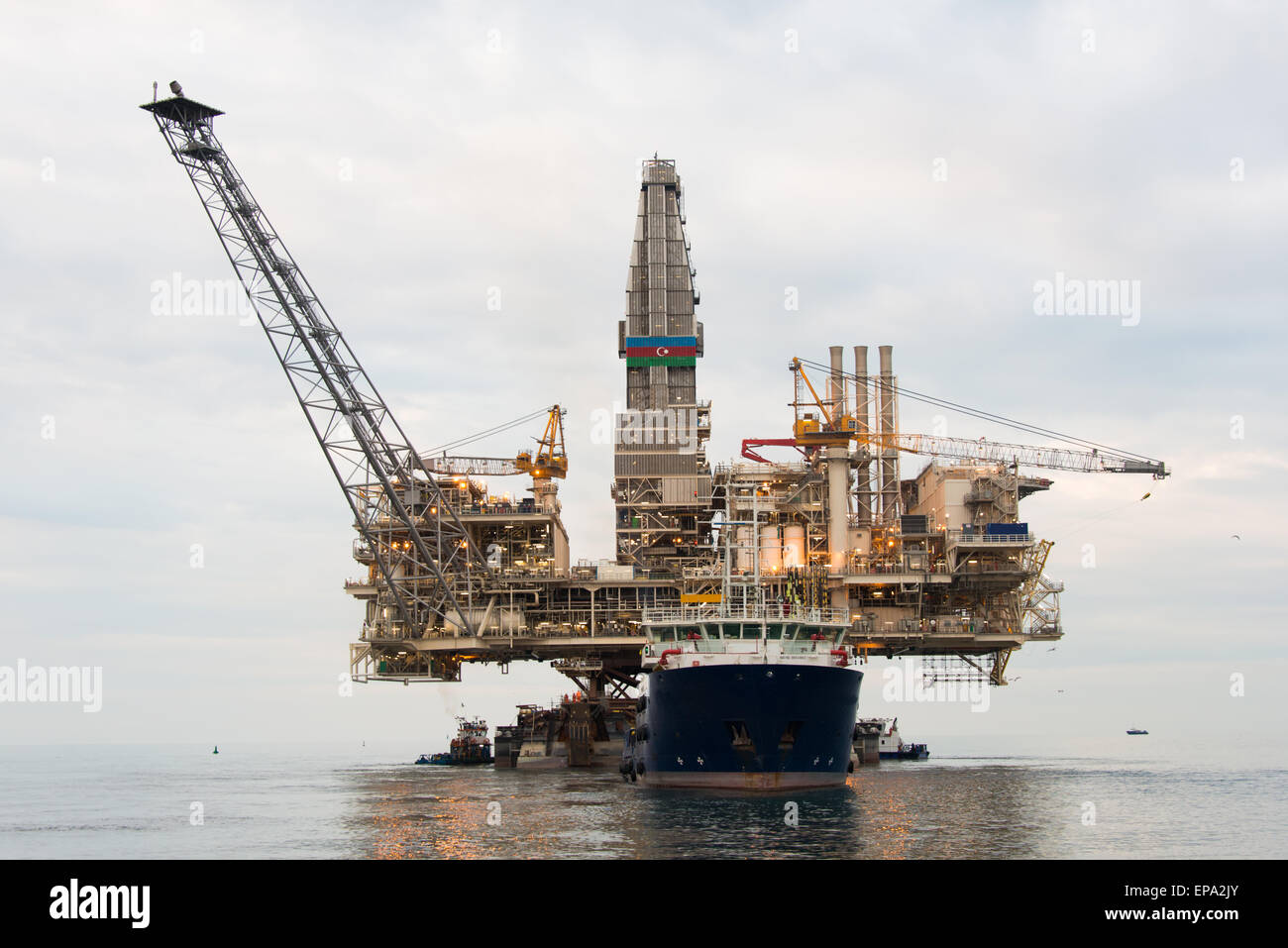 Oil rig being tugged in the sea Stock Photo - Alamy