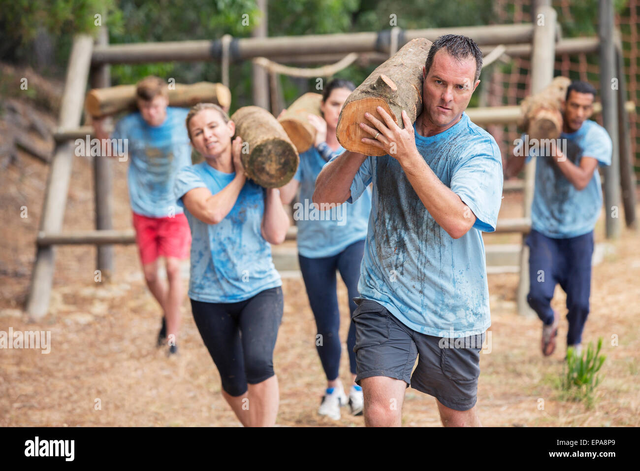 people running log boot camp obstacle course Stock Photo - Alamy