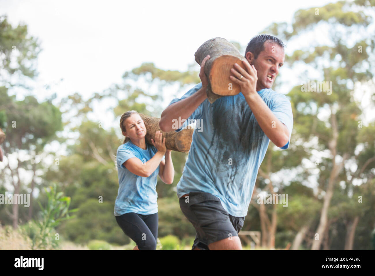 people running log boot camp obstacle course Stock Photo - Alamy