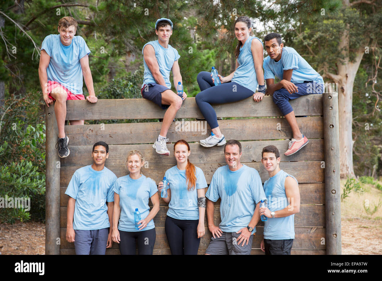 portrait team wall boot camp obstacle course Stock Photo - Alamy