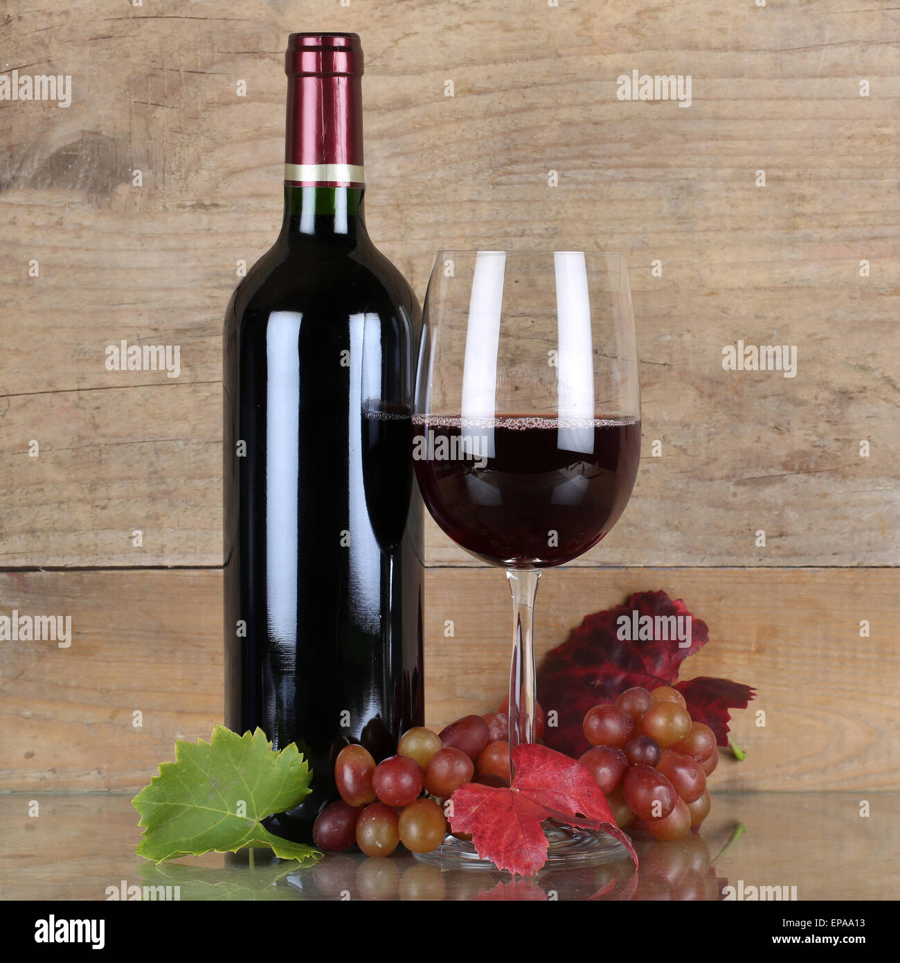 Rotwein in Weinflasche vor einem Hintergrund aus Holz Stock Photo ...