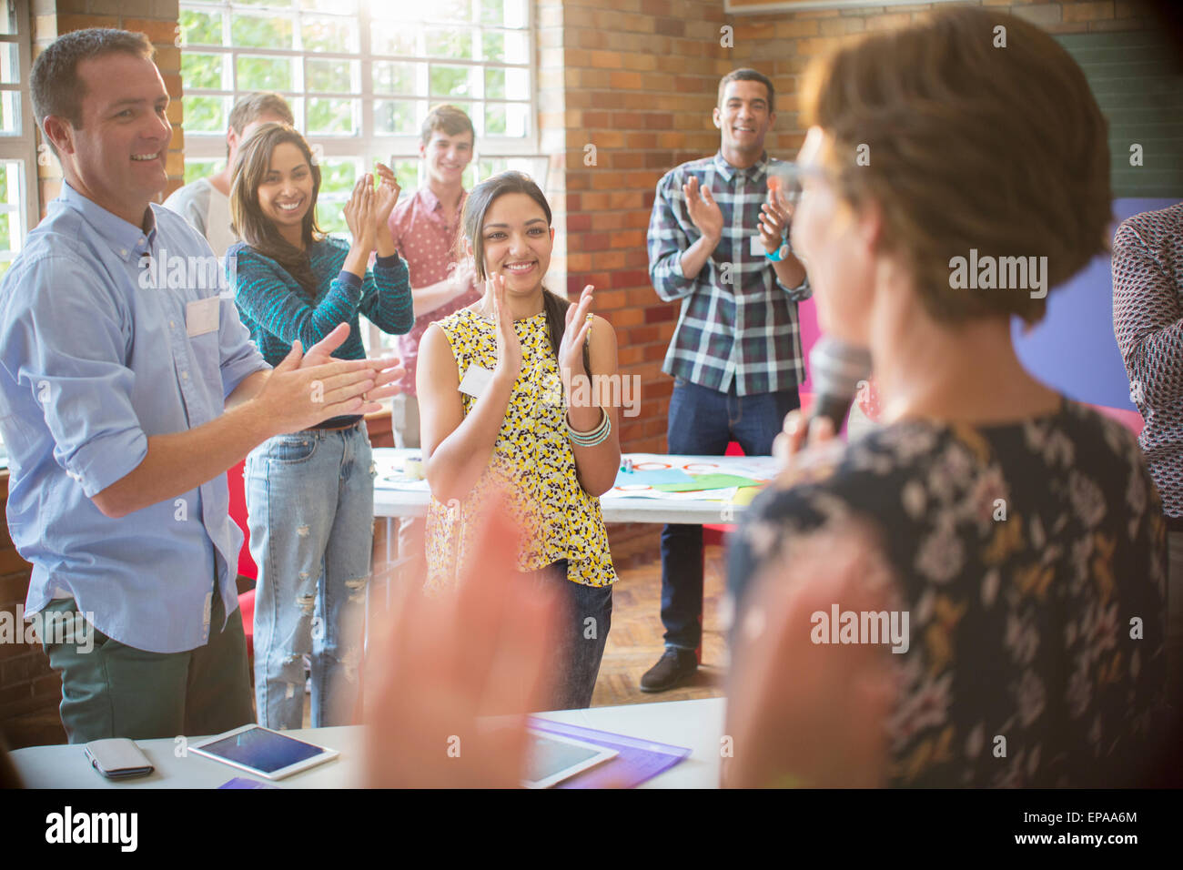 audience clapping speaker Stock Photo - Alamy audience clapping speaker Stock Photo - Alamy