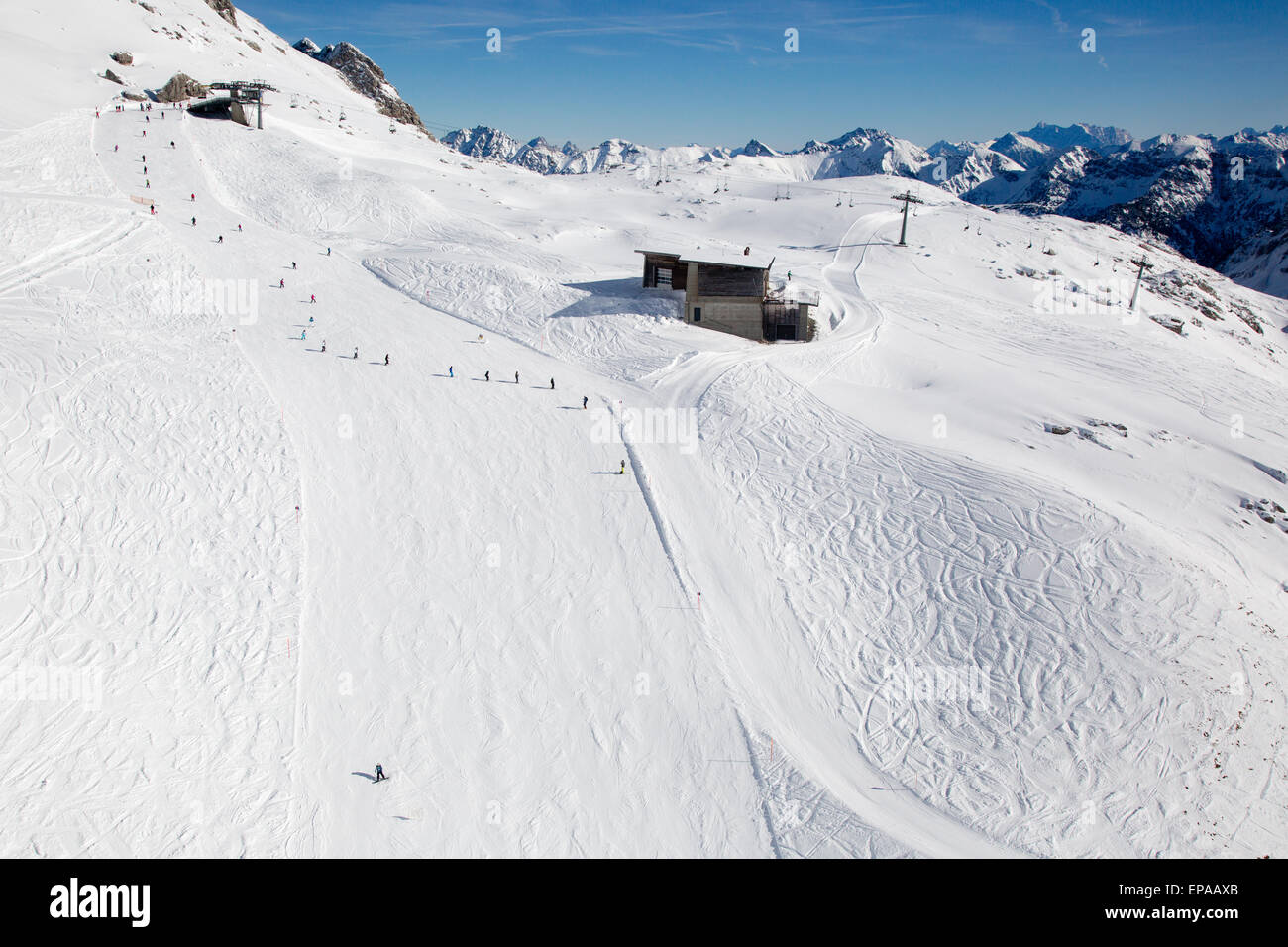Skipiste mit Skifahrern und Snowboardern in den Bergen Stock Photo - Alamy