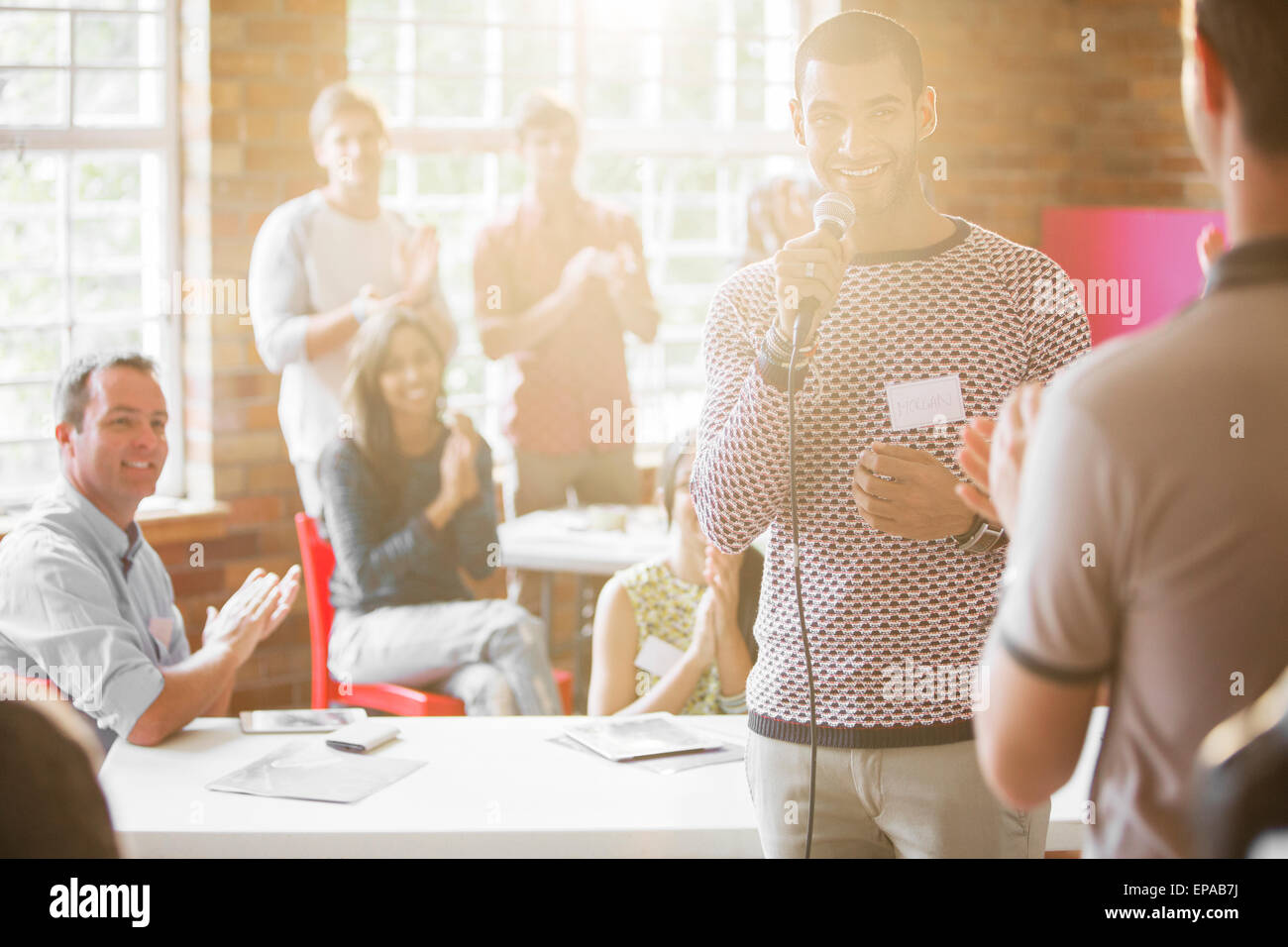 audience clapping smiling speaker Stock Photo - Alamy audience clapping smiling speaker Stock Photo - Alamy
