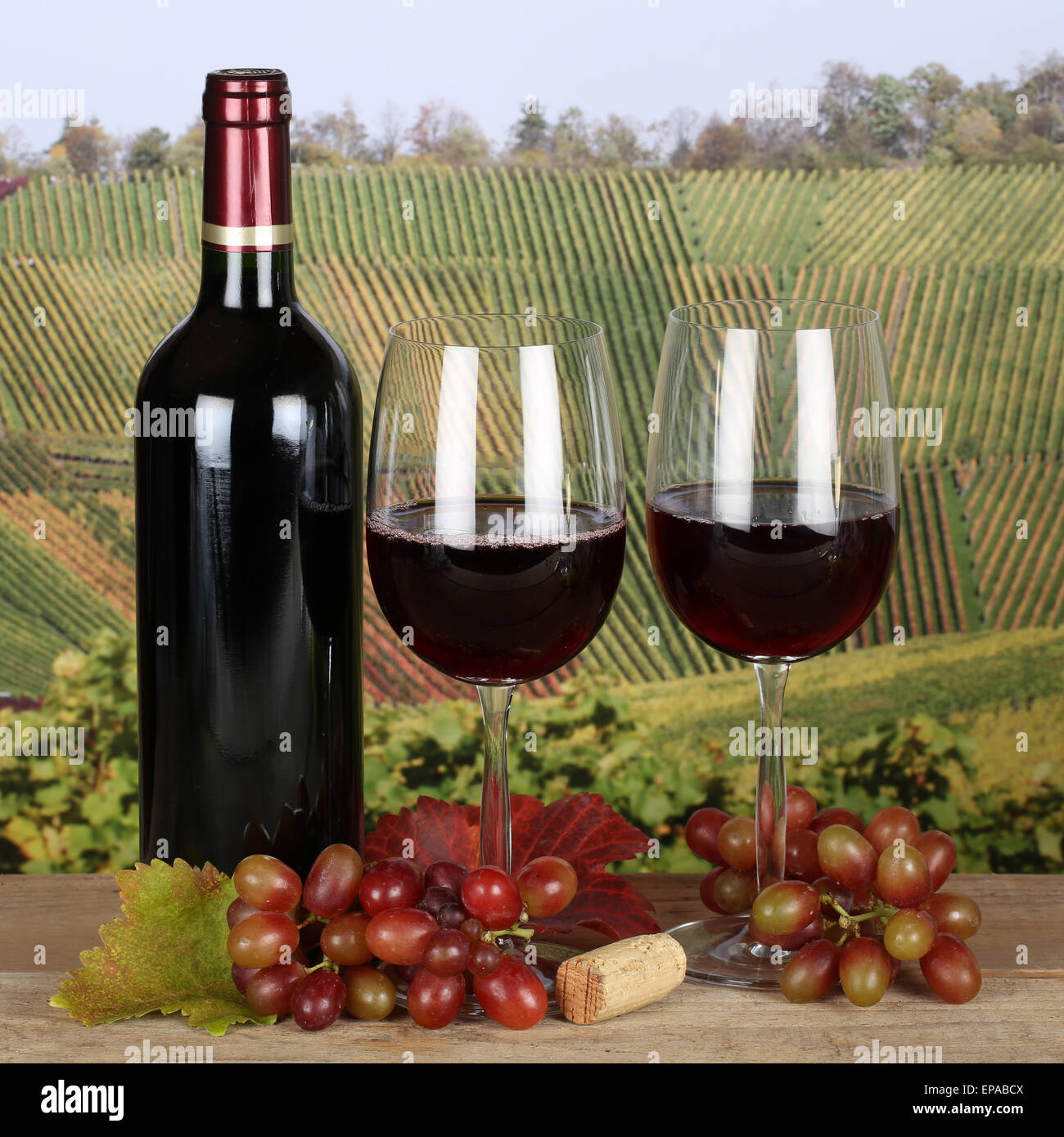 Rotwein in einem Weinglas mit Weintrauben Stock Photo - Alamy