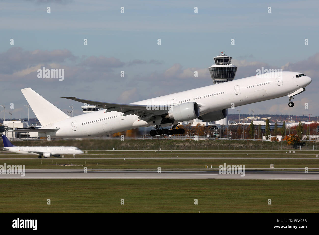 Flugzeug startet am Flughafen Stock Photo - Alamy