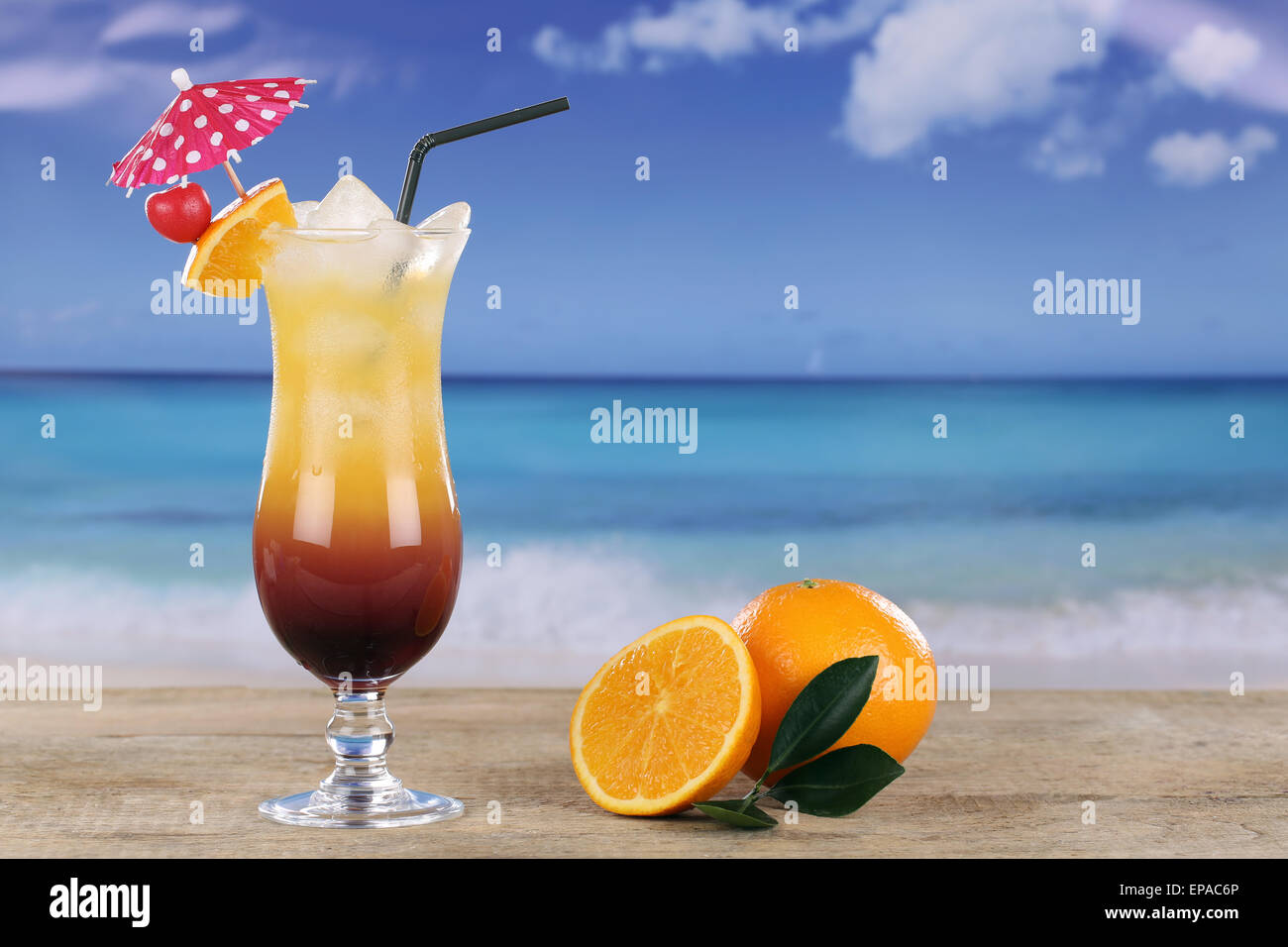 Tequila Sunrise Cocktail am Strand im Urlaub Stock Photo - Alamy