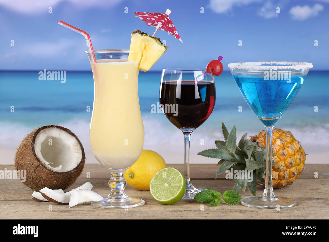 Cocktails am Strand im Urlaub Stock Photo - Alamy