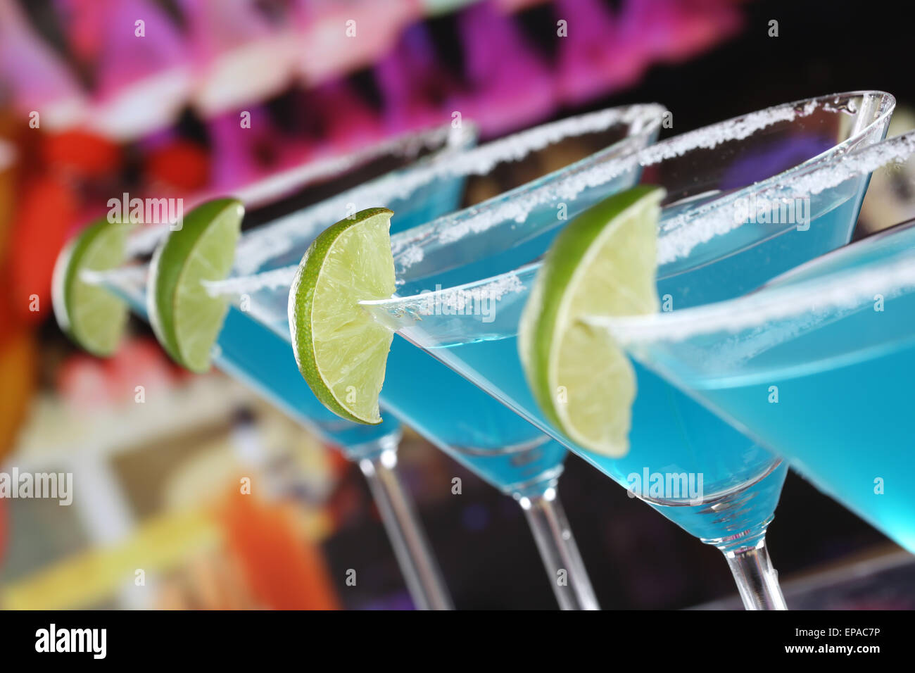 Blue Curacao Cocktails in Martini Gl├ñsern in einer Bar Stock Photo - Alamy