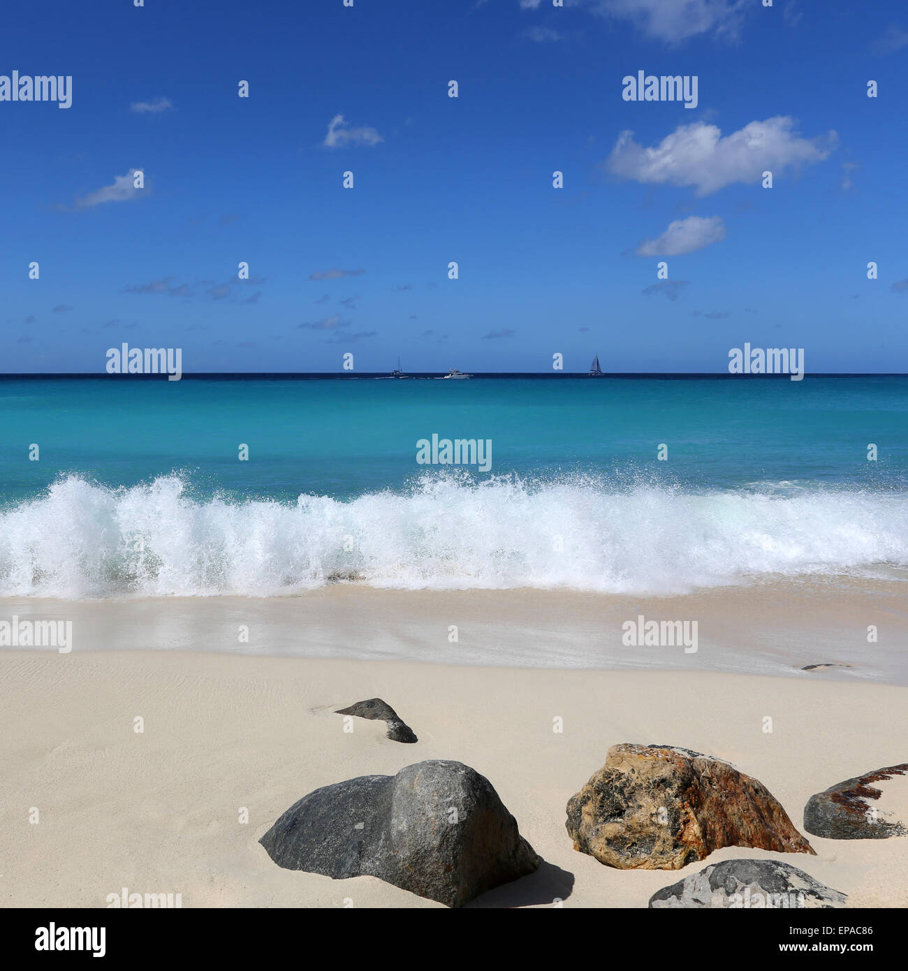 Urlaub, Sandstrand, Wellen und blaues Meer Stock Photo - Alamy
