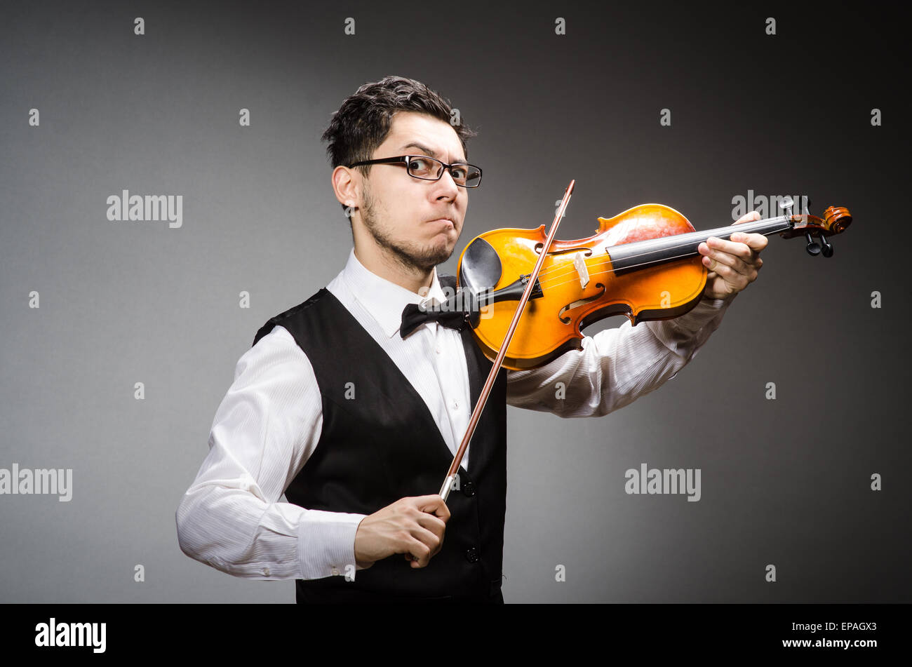 Funny violin player fiddle hi-res stock photography and images - Alamy