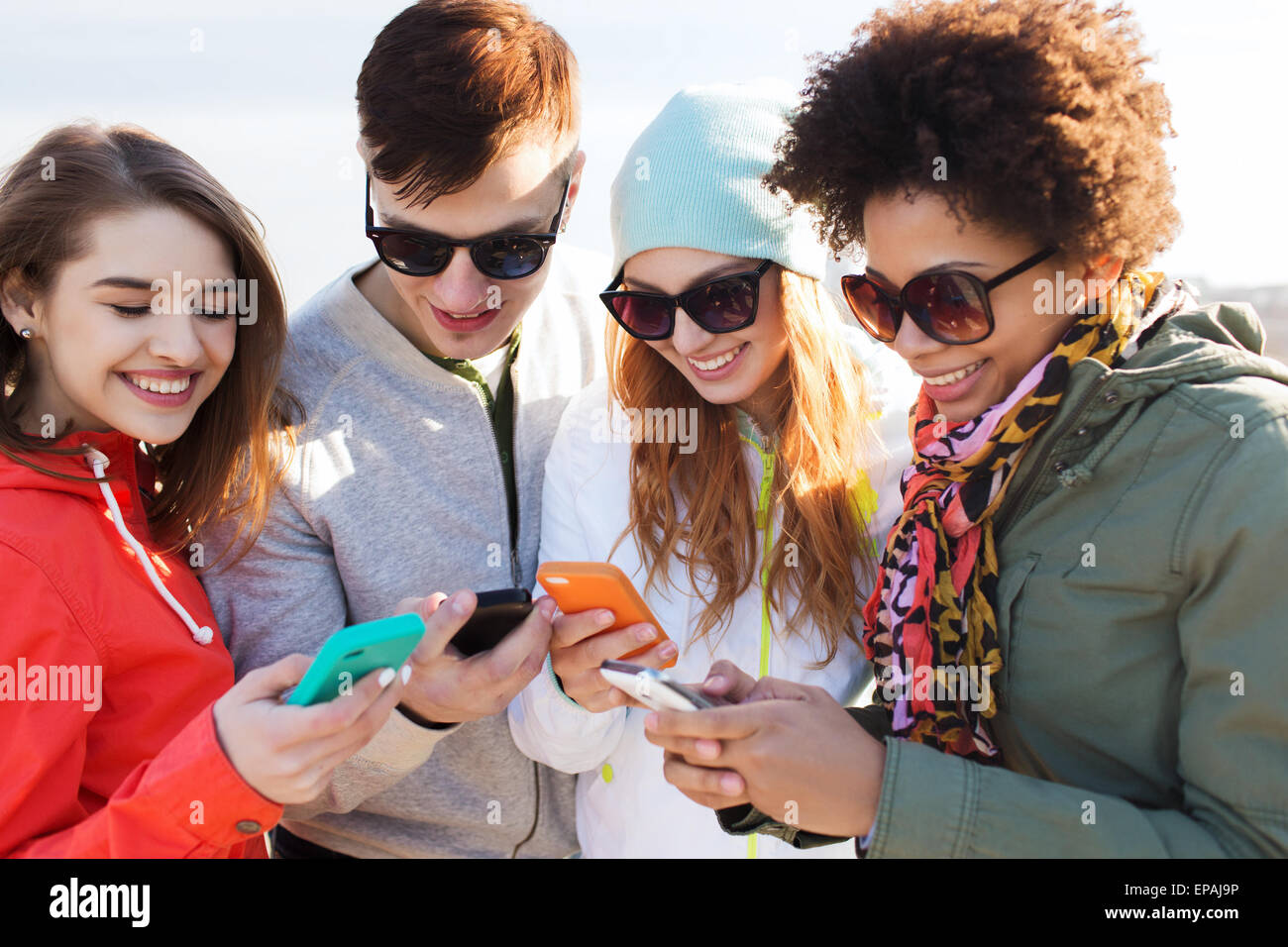 Happy smartphones hi-res stock photography and images - Alamy