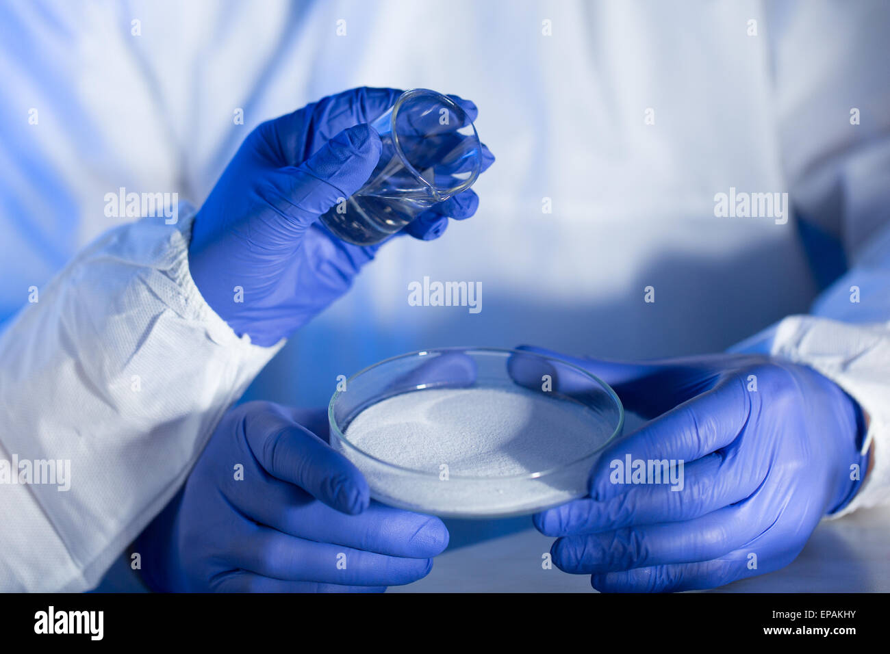 Scientists hands hi-res stock photography and images - Alamy