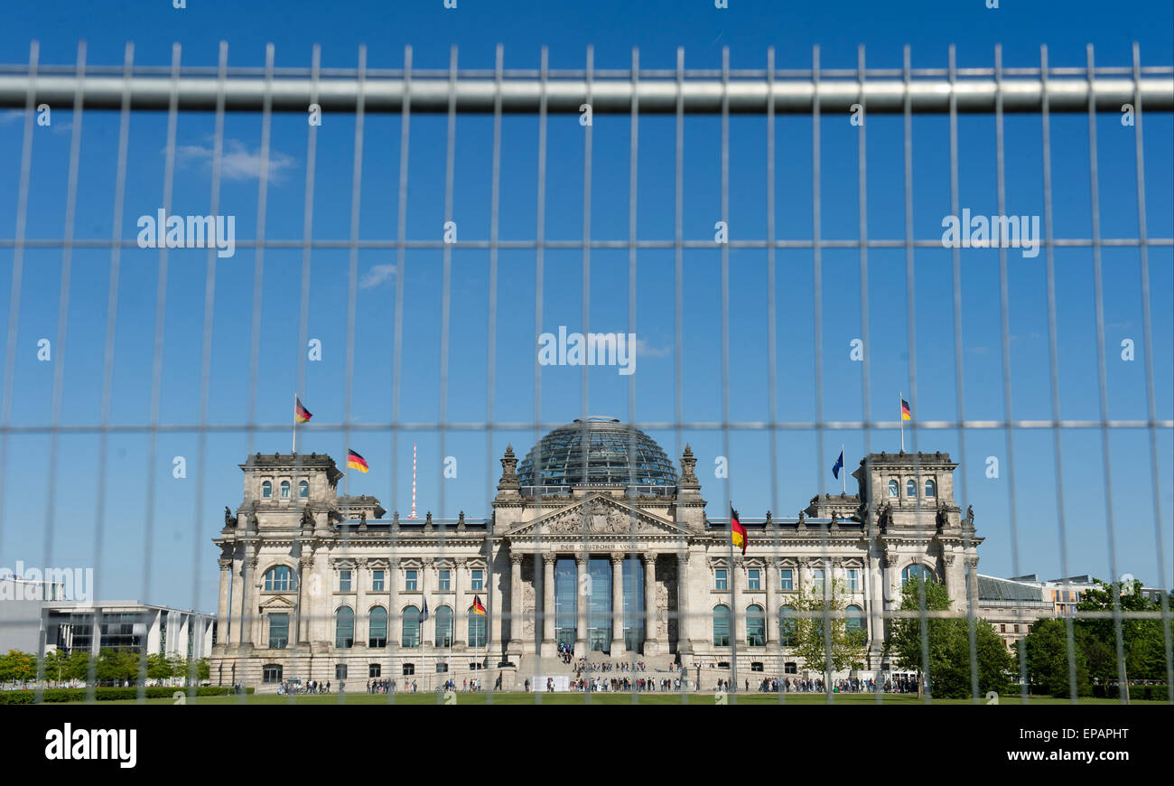 The Platz der Republik in front of the Reichstag is protected by a high ...