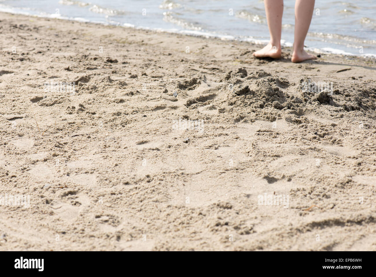 Pretty feet barefoot beach hi-res stock photography and images - Alamy